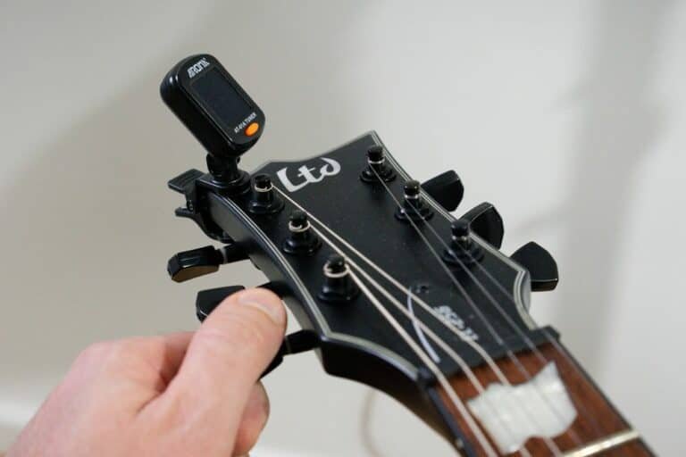 How To Tune An Electric Guitar (With & Without A Tuner)