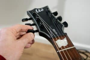 How To Tune An Electric Guitar (With & Without A Tuner)